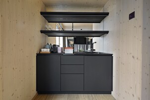 Large Studio, Kitchenette, Terrace | Cozinha privada | Minifrigorífico, uma máquina de café expresso, uma cafeteira/bule 