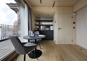 Large Studio, Kitchenette, Terrace | Sala de estar | Televisor de 43 polegadas com canais digitais 