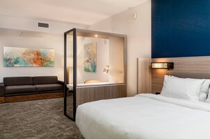 Roupas de cama premium, escrivaninha, espaço de trabalho para notebook