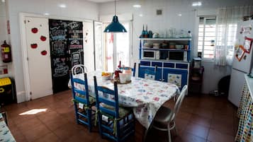 Um frigorífico no espaço comum, um micro-ondas no espaço comum