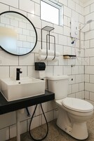 Quarto Quádruplo Familiar | Casa de banho | Um polibã, artigos de higiene pessoal grátis, um secador de cabelo 