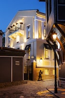 Fachada do alojamento (tarde/noite)