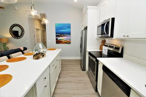 Condo, 2 quartos, 2 banheiros | Cozinha privada | Geladeira, micro-ondas, fogão, cooktop