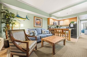 Apartamento, 1 cama king-size e sofá-cama | Sala de estar | Televisor de ecrã plano de 36 polegadas com canais por cabo, televisor 