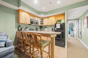 Apartamento, 1 cama king-size e sofá-cama | Cozinha privada | Um frigorífico/congelador grande, um micro-ondas, uma placa de cozinha 