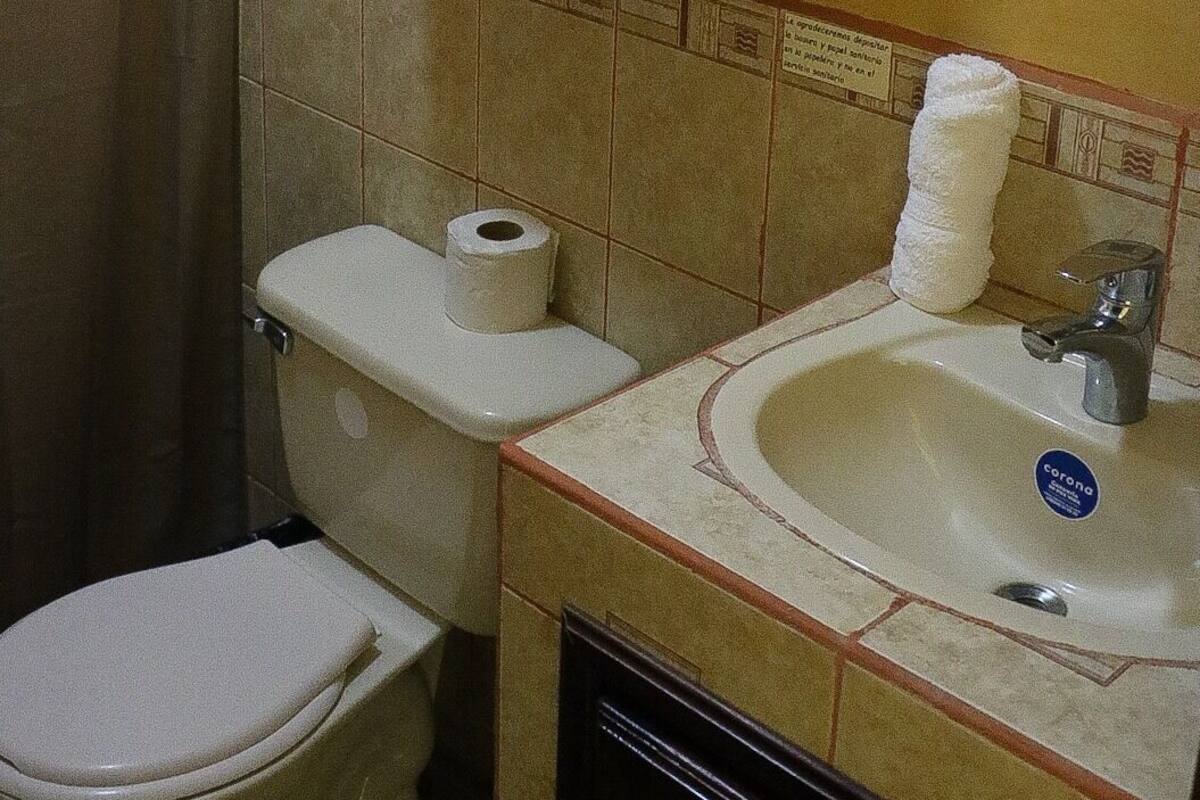 Quarto Individual Básico | Lavatório na casa de banho