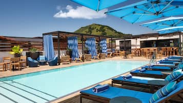 Piscina exterior, da(s) 9:00 à(s) 21:00, toldos gratuitos, guarda-sóis