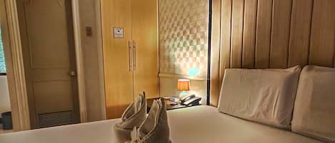 Quarto Duplo Básico | Roupa hipoalergénica, cofre no quarto, secretária