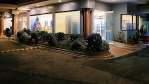 Entrada de hotel com árvore de Natal e decorações festivas.