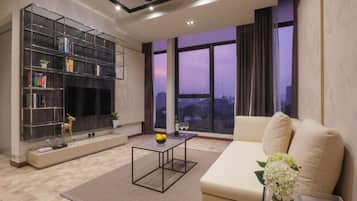 Suite Premium (Family) | Sala | Televisor de ecrã plano de 43 polegadas com canais digitais, televisor
