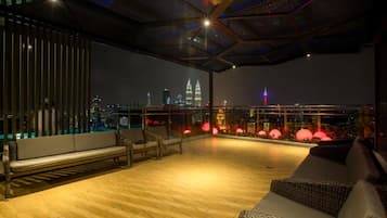 2 piscinas exteriores, da(s) 8:30 à(s) 22:00, espreguiçadeiras