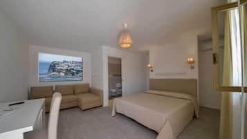 Quarto triplo | Cofres nos quartos, escrivaninha, cortinas blackout, Wi-Fi de cortesia