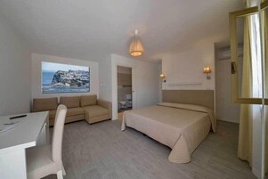 Quarto Triplo | Cofre no quarto, secretária, cortinas/cortinados opacos, Wi-fi grátis