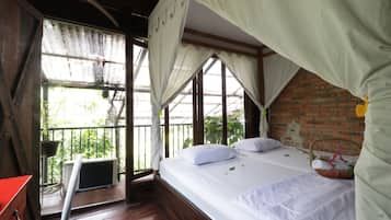 Quarto Deluxe, varanda | 1 quarto, secretária, Wi-fi grátis, roupa de cama fornecida