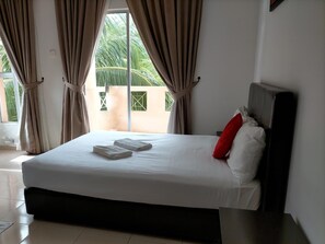 Secretária, secretária adequada para computadores portáteis 