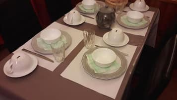 Pequeno-almoço continental diário (9 EUR por pessoa)