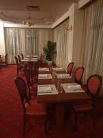 Café da manhã com buffet grátis todos os dias