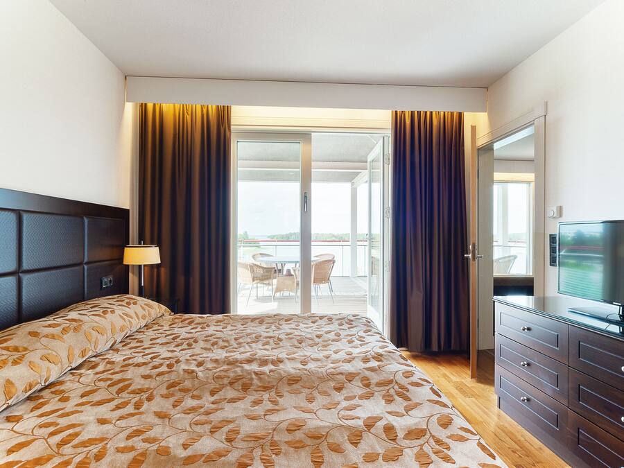 Frigobar, cofres nos quartos, ferros/tábuas de passar roupa