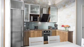 Apartamento, sauna, mezanino (55.5 m2) | Cozinha privada | Um frigorífico, um micro-ondas, um forno, uma placa de cozinha