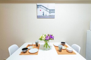 Apartamento (Private) | Cozinha privada | Um frigorífico, um micro-ondas, uma placa de cozinha 