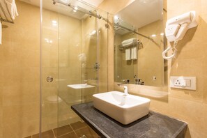 Quarto família, 1 quarto | Pia do banheiro