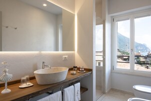 Quarto Superior (Melograno) | Casa de banho | Um polibã, um chuveiro fixo, artigos de higiene pessoal grátis