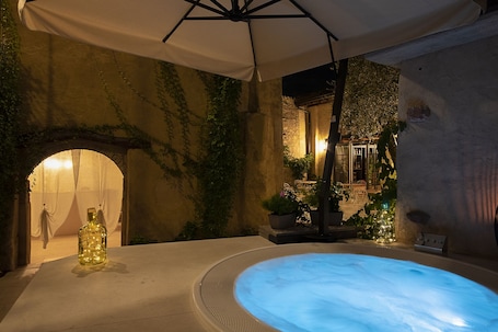 Banheira de hidromassagem exterior. B&B Corte Alma Spa and Luxury Home