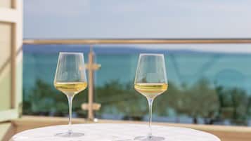 Quarto casal, terraço, vista para o mar (1st Floor) | Camas com colchões de espuma com sistema de memória, cofres nos quartos