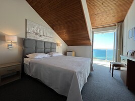 Quarto casal, sacada, vista para o mar (2nd Floor) | Camas com colchões de espuma com sistema de memória, cofres nos quartos