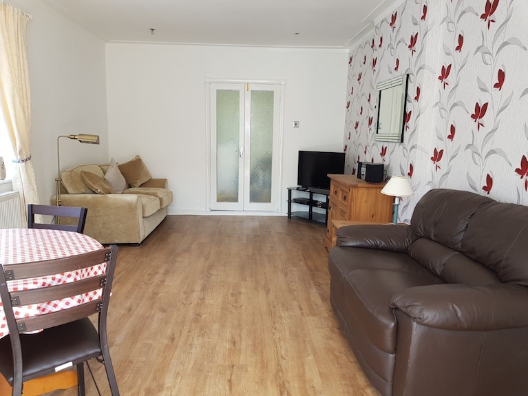 Spacious 2 Bed Bungalow. Lovely Vacation Home In A Quieter Area Of Blackpool . - Blackpool