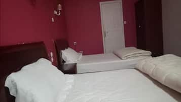 Quarto Triplo | Secretária, Wi-fi grátis, roupa de cama fornecida