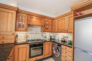 Casa de Campo | Cozinha privada | Uma máquina de lavar louça, batedeira, utensílios de cozinha
