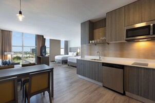 Estúdio, 2 camas queen-size, Vista para a cidade | Cozinha privada | Uma cafeteira/bule, um frigorífico/congelador grande, um micro-ondas 