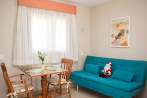 Quarto casal ou duplo conforto | Área de estar | TV de tela plana