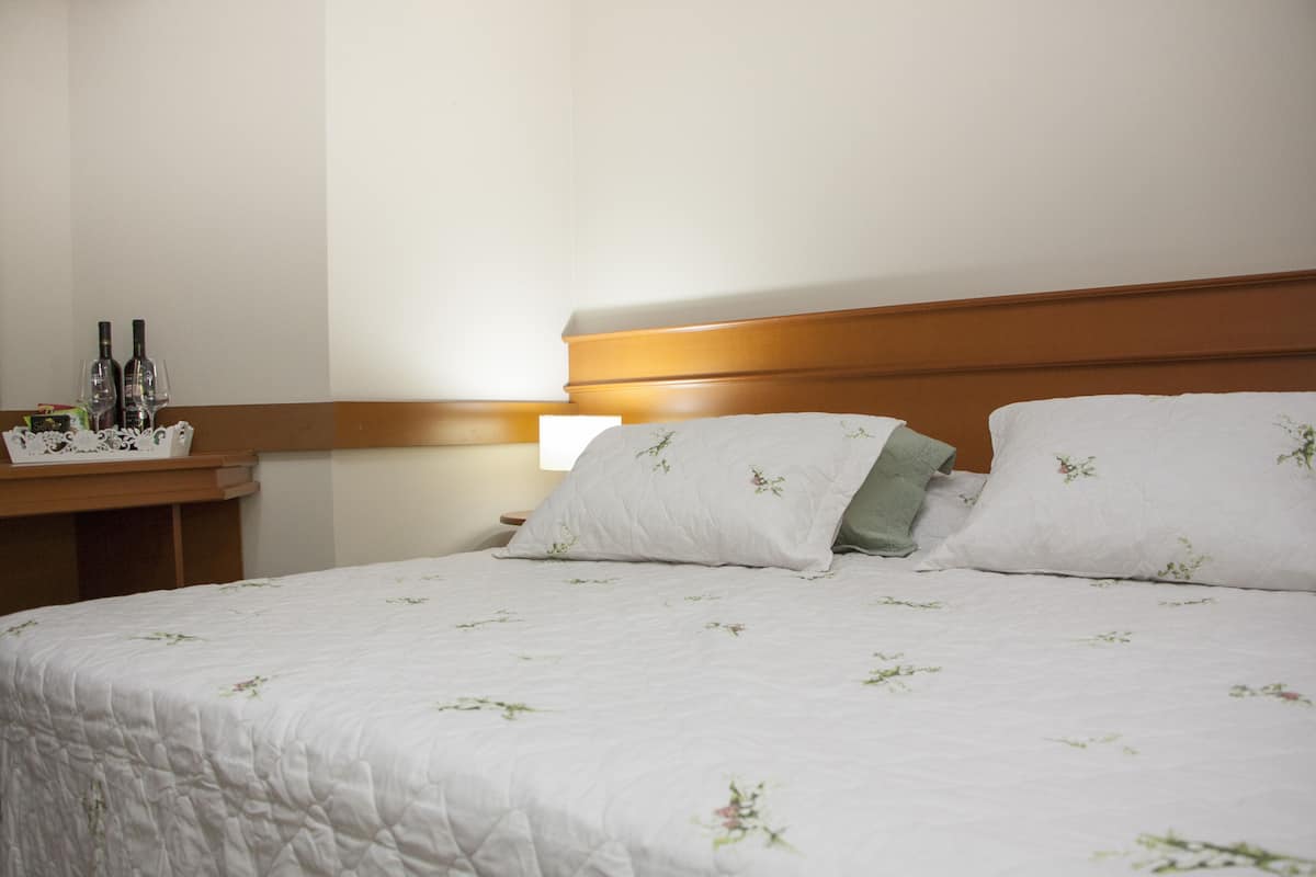 Quarto Duplo ou Twin Clássico, 1 quarto, acessível, vista para o jardim | Roupa de alta qualidade, minibar, cofre no quarto