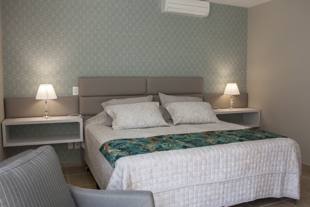Roupa de alta qualidade, minibar, cofre no quarto
