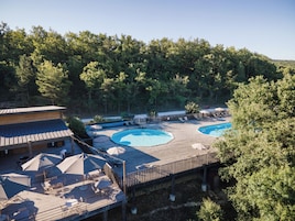 2 piscinas exteriores, guarda-sóis, espreguiçadeiras