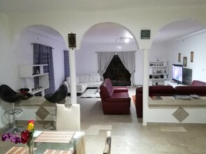 Quarto, 1 cama de casal | Sala | Televisor de ecrã plano de 32 polegadas com canais por cabo, televisor 