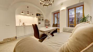 Apartamento, 1 quarto, terraço | Área de estar | TV de tela plana