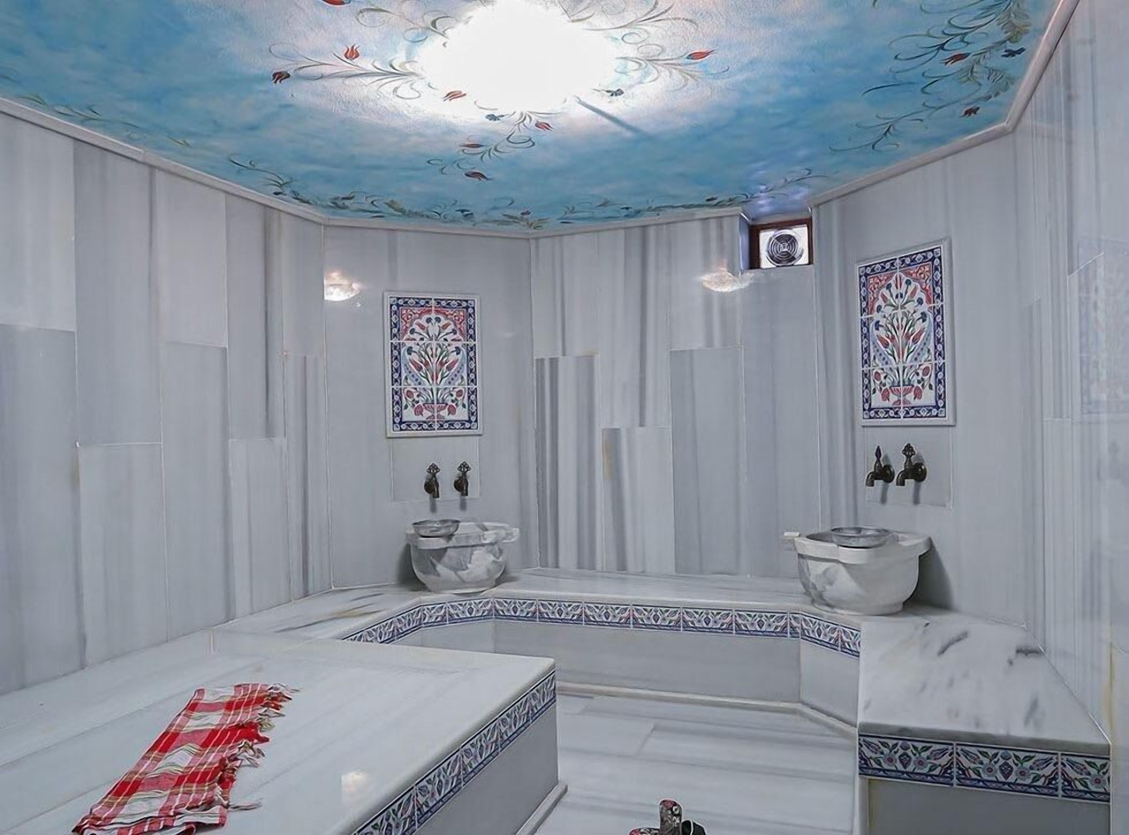 Chuveiro, produtos de toalete grátis, secador de cabelo, chinelos