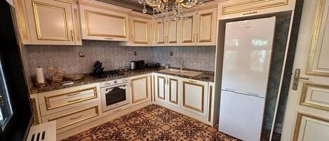 Um frigorífico no espaço comum, um micro-ondas no espaço comum