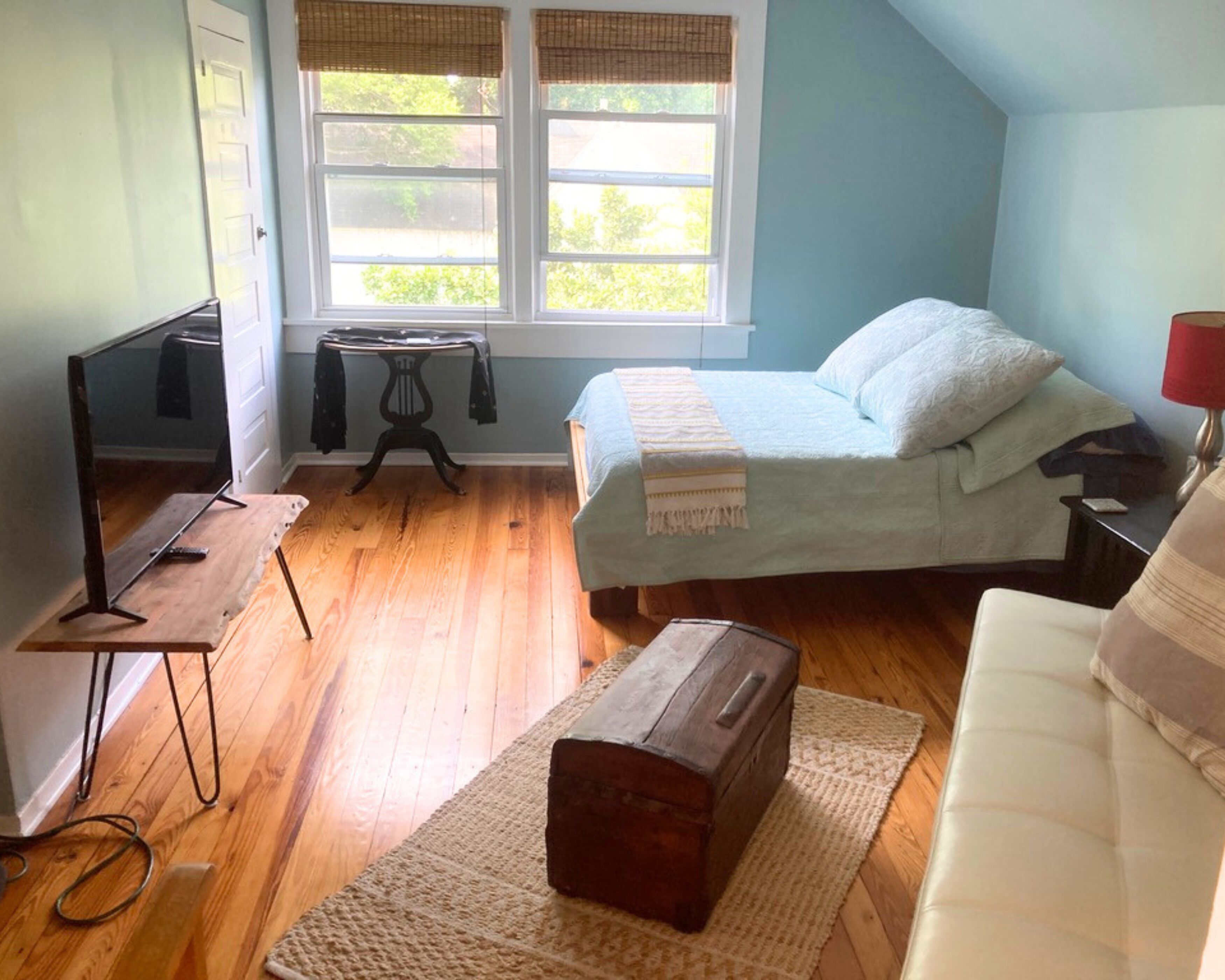 Sunny Blue Bungalow Near Nashville In Historic Downtown Murfreesboro - Murfreesboro, TN