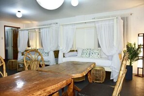 Suite, varanda | 1 quarto, secretária, Wi-fi grátis, roupa de cama fornecida 