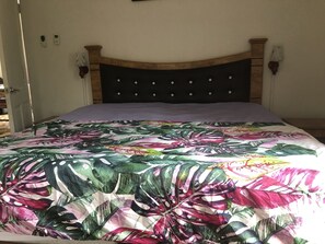 1 quarto, cortinas blackout, ferros/tábuas de passar roupa