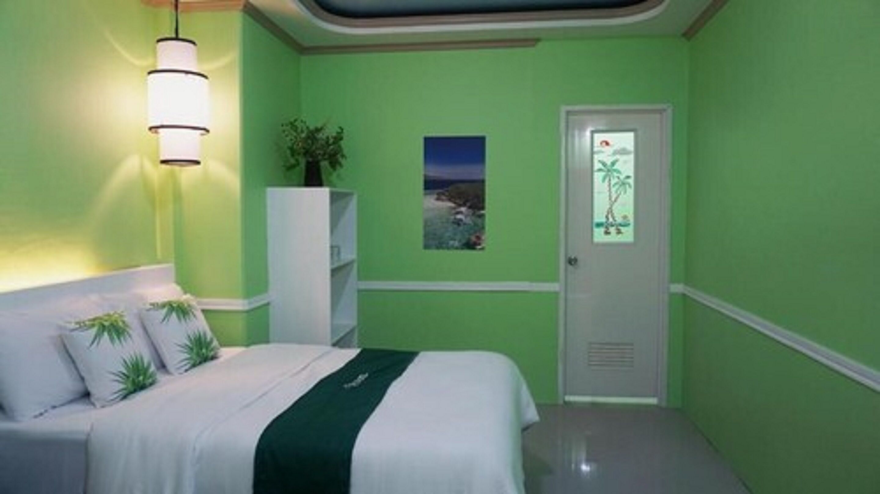Um quarto com uma cama, uma mesa de cabeceira, uma luminária na parede, um pequeno vaso com planta e uma porta com janela.