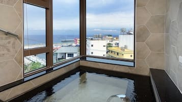 Quarto Duplo Tradicional | Casa de banho | Um polibã, artigos de higiene pessoal grátis, um secador de cabelo