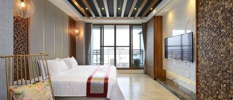 Quarto de hotel moderno com uma cama grande, televisão e vista para a cidade.
