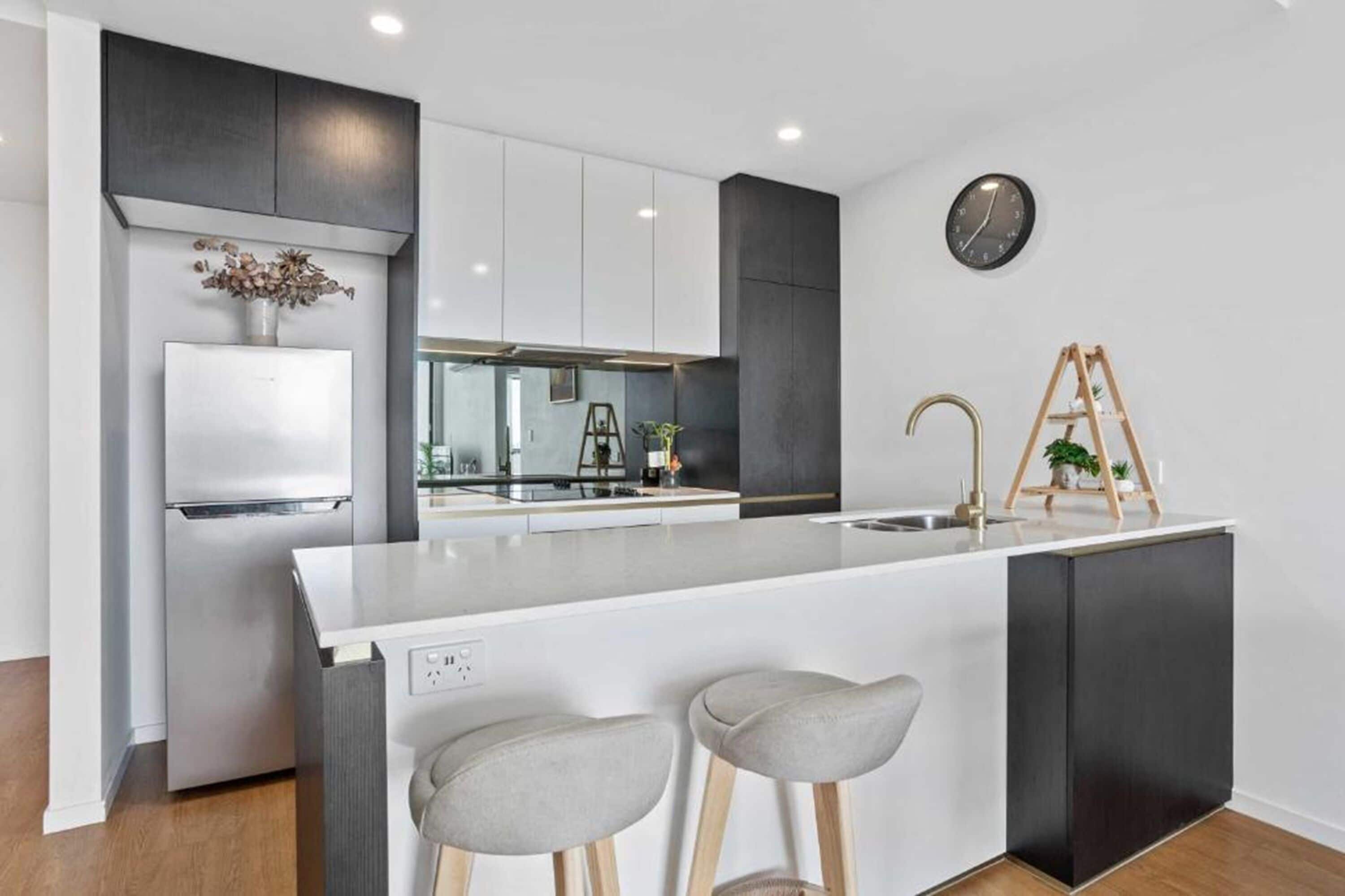 Apartamento luxo, 2 quartos (with Study) | Cozinha privada | Geladeira grande, micro-ondas, fogão, cooktop