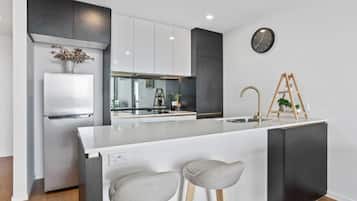 Apartamento luxo, 2 quartos (with Study) | Cozinha privada | Geladeira grande, micro-ondas, fogão, cooktop