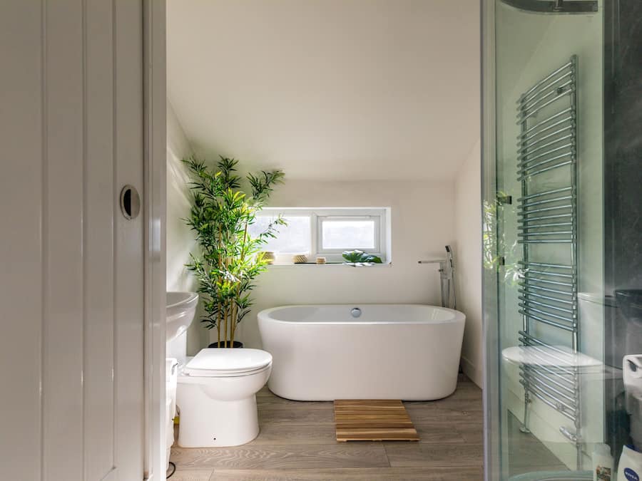 Casa, 3 quartos (Sleeps 10) | Casa de banho | Um polibã e uma banheira separados, um chuveiro fixo